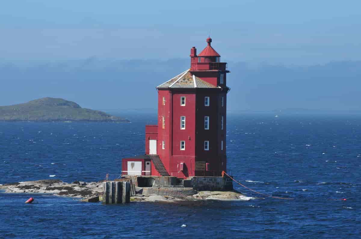 Fyrtårn i Norge: En guide til å navigere på havet – Bølgene